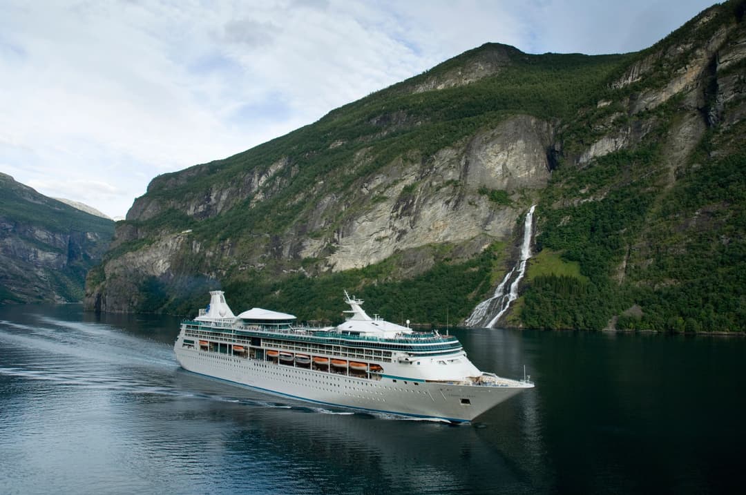 Vision of the Seas: Reviews, Deck Plans & Dining | Royal Caribbean ...